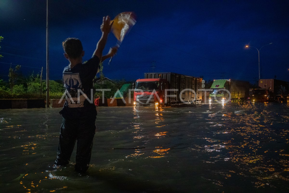 BANJIR MERENDAM JALUR PANTURA SEMARANG | ANTARA Foto