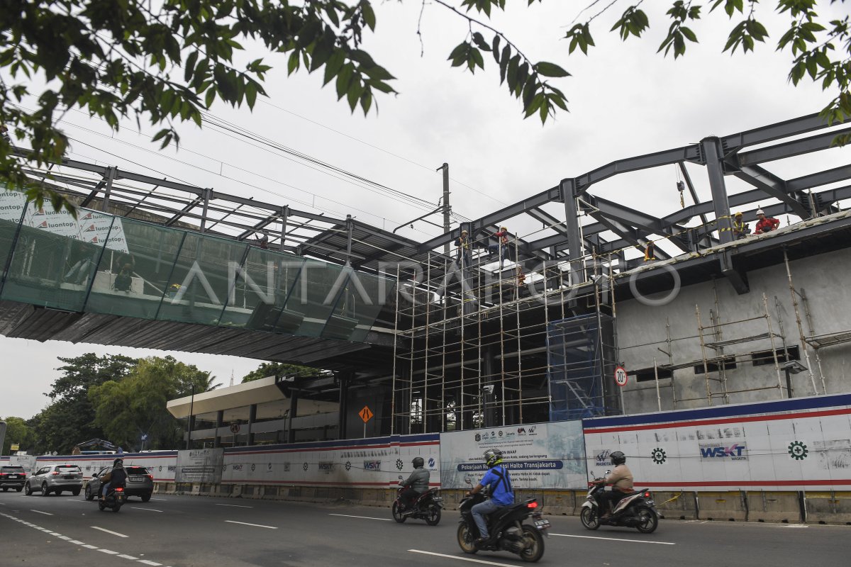 REVITALISASI HALTE TRANSJAKARTA TERINTEGRASI | ANTARA Foto