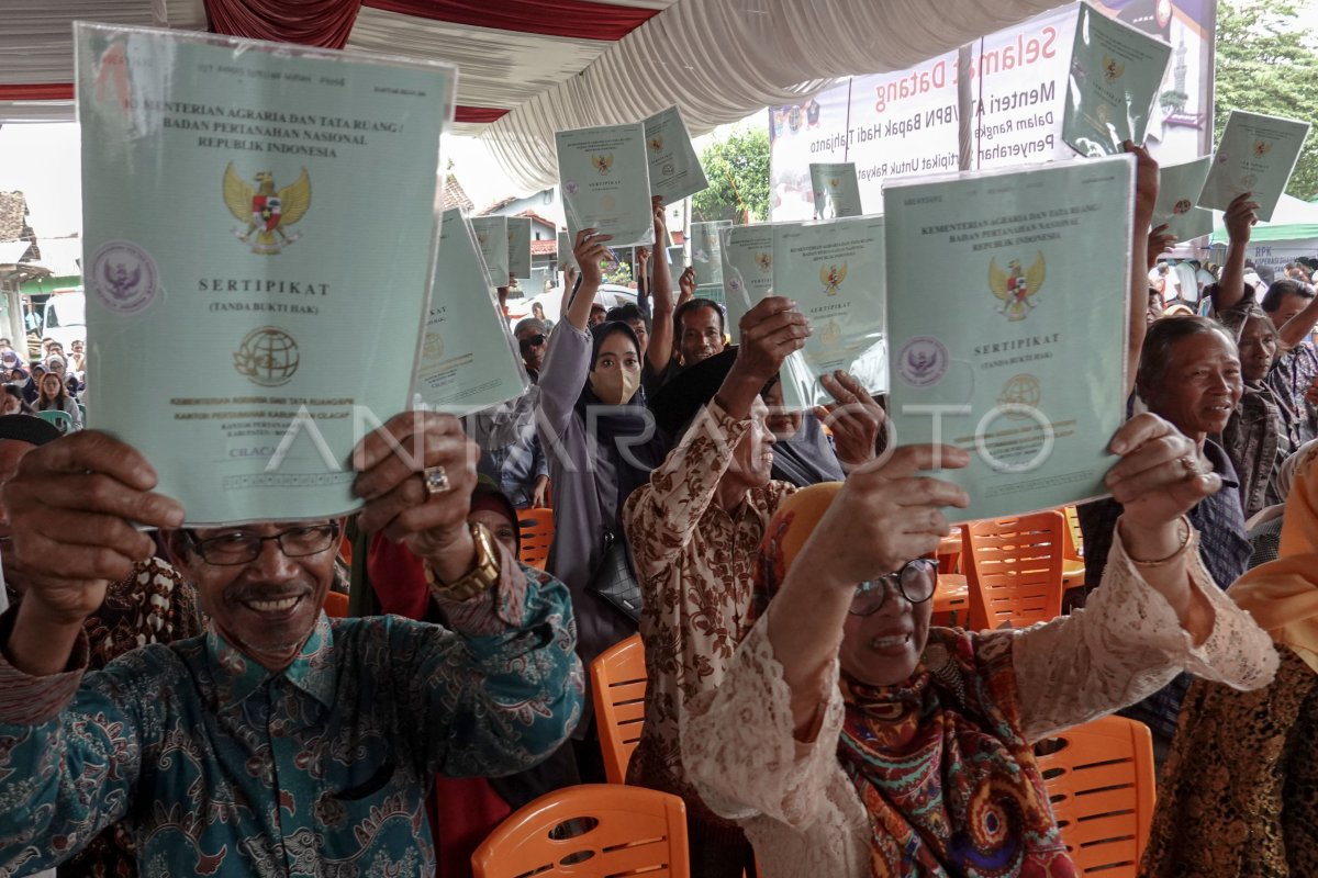 MENTERI ATR/BPN SERAHKAN SERTIFIKAT REDISTRIBUSI TANAH | ANTARA Foto