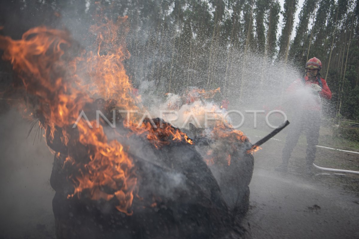 SIMULASI PEMADAMAN KEBAKARAN HUTAN DAN LAHAN | ANTARA Foto