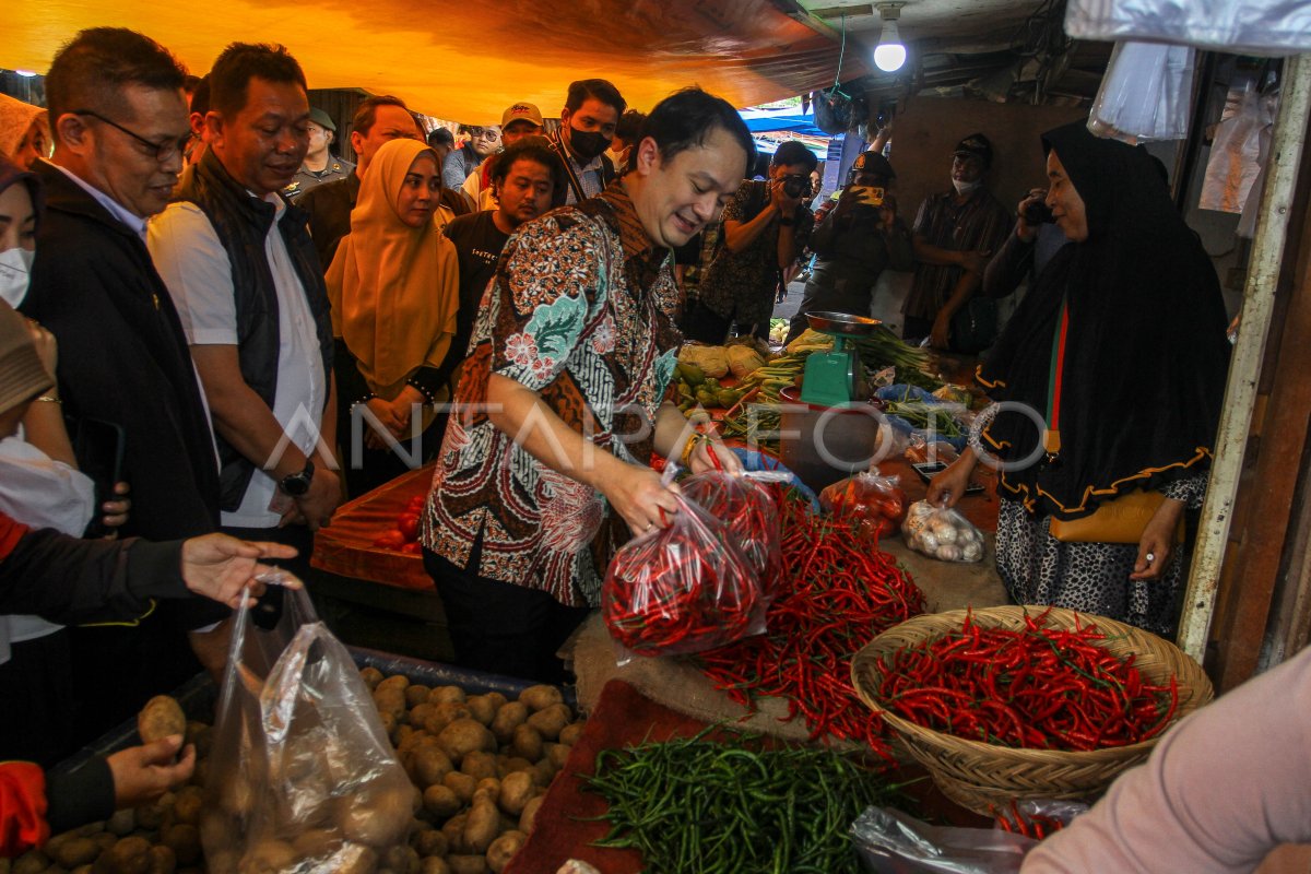 WAMENDAG CEK HARGA DAN KETERSEDIAAN BAHAN POKOK DI PEKANBARU | ANTARA Foto WAMENDAG CEK HARGA DAN KETERSEDIAAN BAHAN POKOK DI PEKANBARU | ANTARA Foto