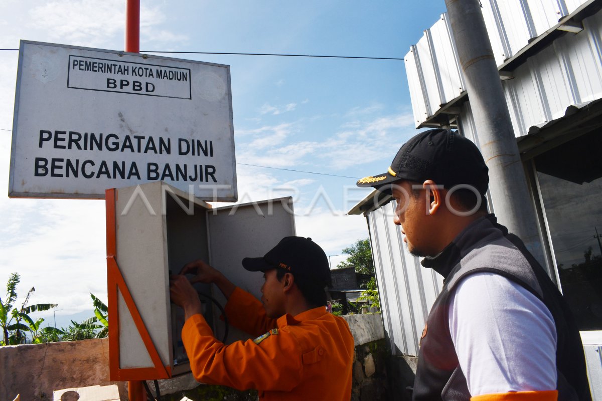 PERAWATAN SISTEM PERINGATAN DINI BANJIR DI MADIUN | ANTARA Foto