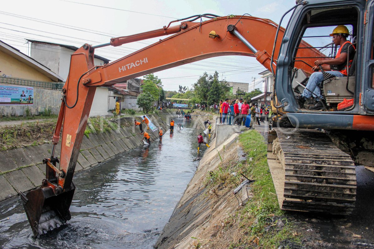 AKSI BERSIH SUNGAI DI MEDAN | ANTARA Foto