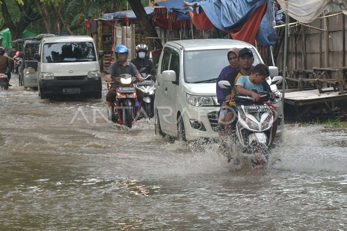 BANJIR AKIBAT LUAPAN KALI CAKUNG | ANTARA Foto