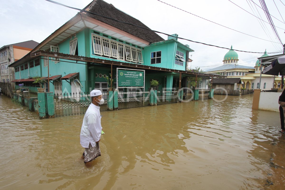 KABUPATEN BANJAR TETAPKAN STATUS DARURAT TANGGAP BENCANA BANJIR | ANTARA Foto