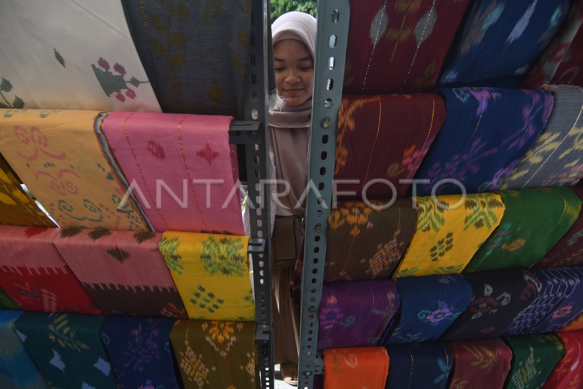 KAIN TENUN DONGGALA | ANTARA Foto KAIN TENUN DONGGALA | ANTARA Foto