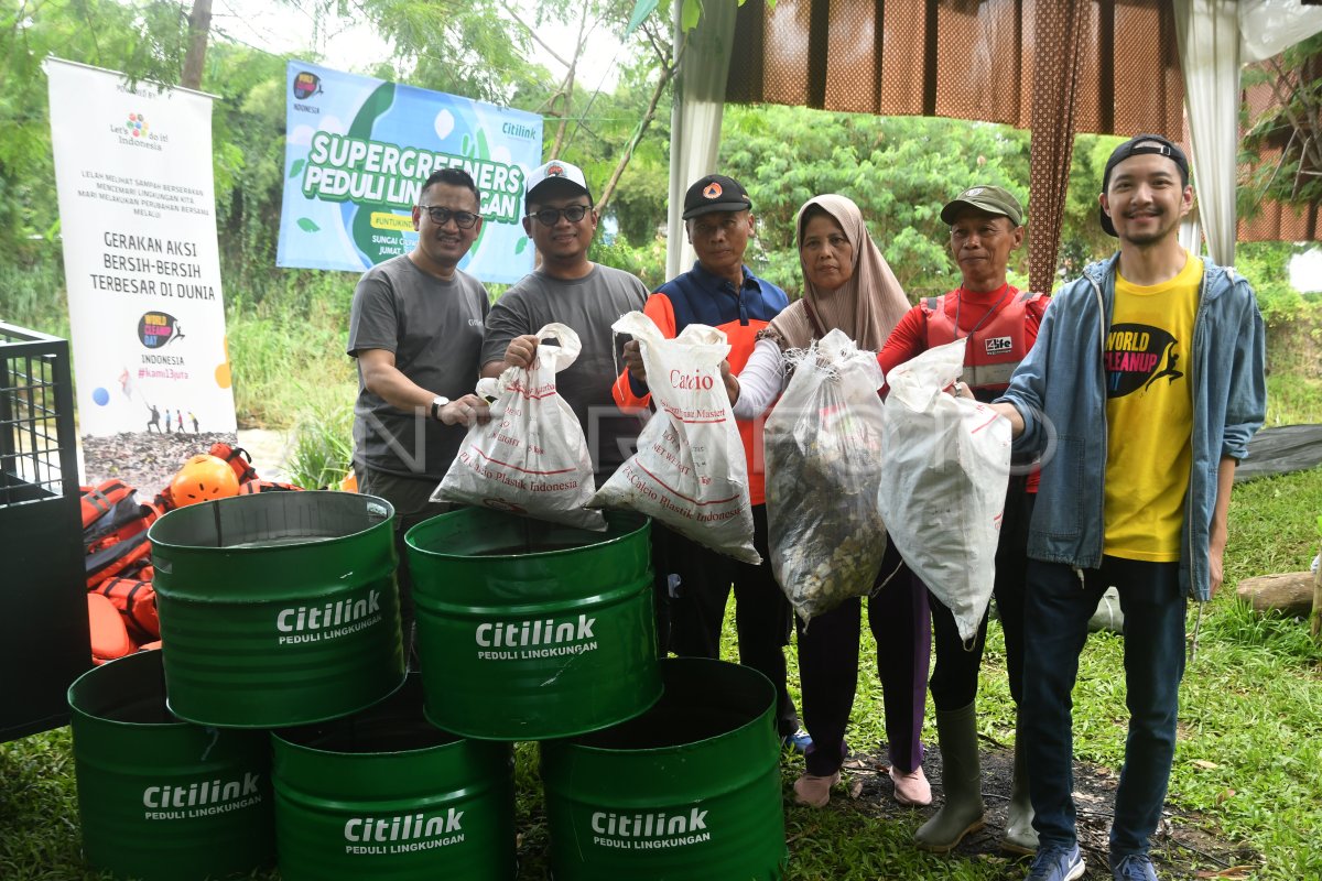 AKSI MEMBERSIHKAN SAMPAH DI BANTARAN SUNGAI CILIWUNG | ANTARA Foto