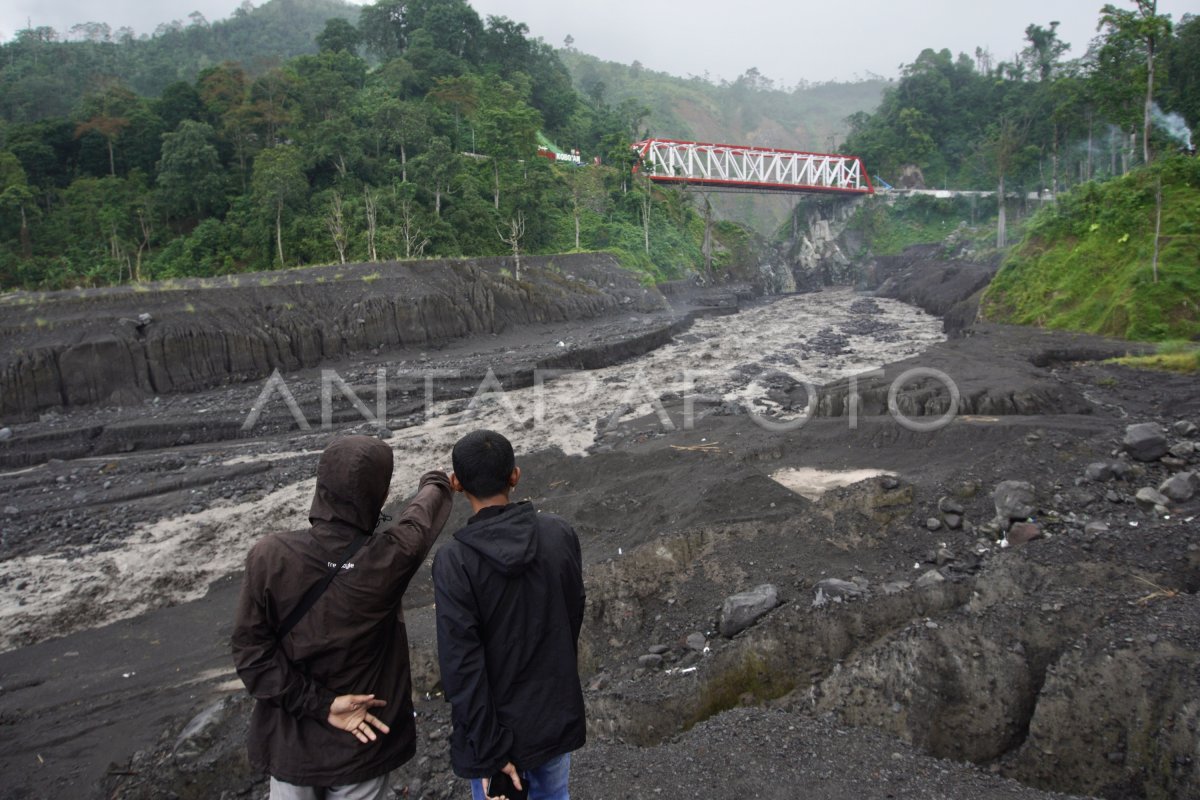 ALIRAN LAHAR HUJAN GUNUNG SEMERU | ANTARA Foto ALIRAN LAHAR HUJAN GUNUNG SEMERU | ANTARA Foto