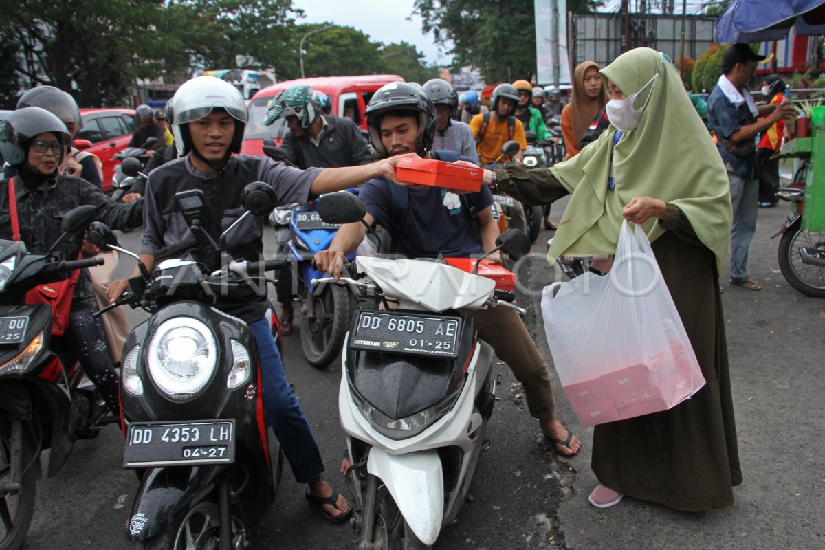 PEMBAGIAN TAKJIL GRATIS | ANTARA Foto