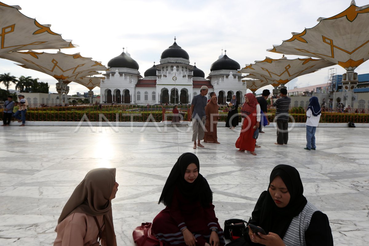 NGABUBURIT DI MASJID RAYA BAITURRAHMAN | ANTARA Foto
