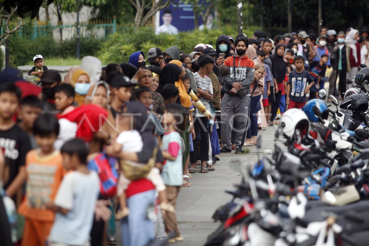ANTRE PEMBAGIAN TAKJIL GRATIS DI KABUPATEN BOGOR | ANTARA Foto