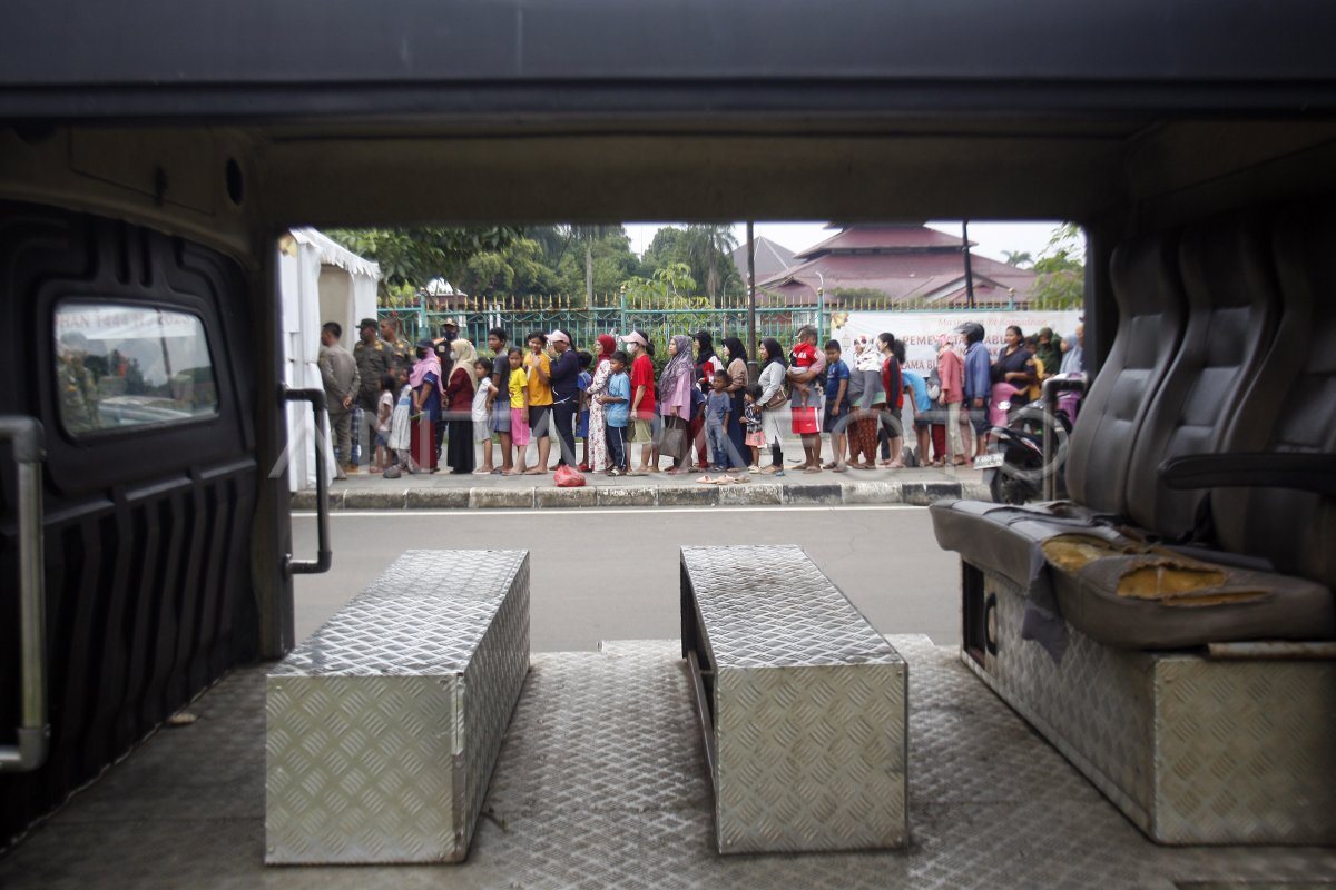 ANTRE PEMBAGIAN TAKJIL GRATIS DI KABUPATEN BOGOR | ANTARA Foto