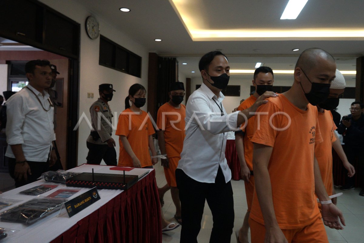 UNGKAP KASUS TINDAK PIDANA INFORMASI DAN TRANSAKSI ELEKTRONIK | ANTARA Foto