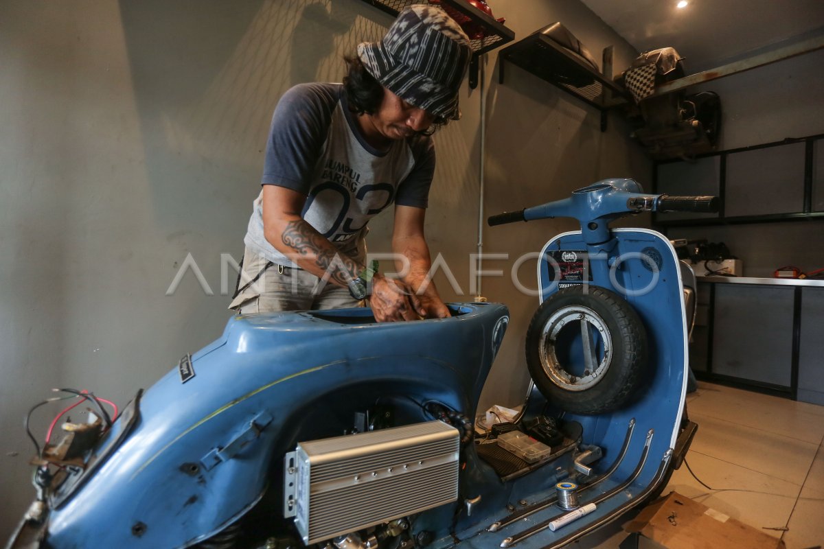 PERAKITAN KONVERSI MOTOR LISTRIK | ANTARA Foto PERAKITAN KONVERSI MOTOR LISTRIK | ANTARA Foto