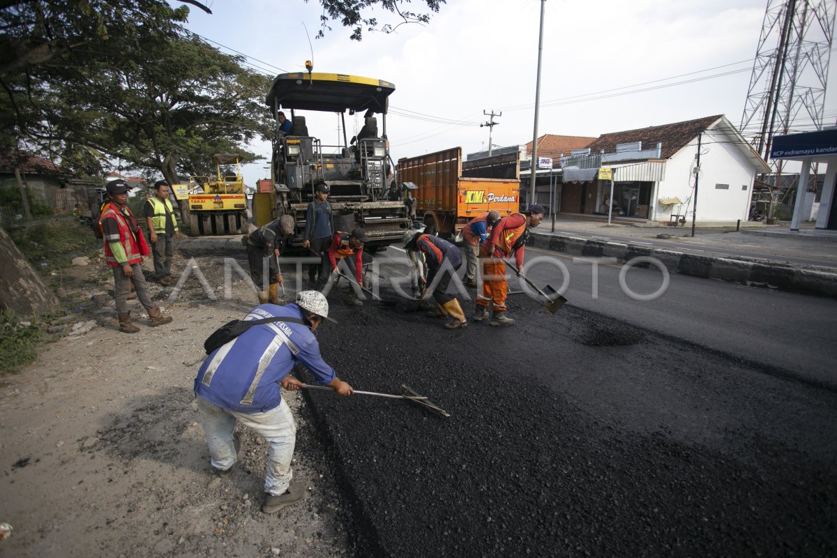 PERBAIKAN JALUR PANTURA | ANTARA Foto