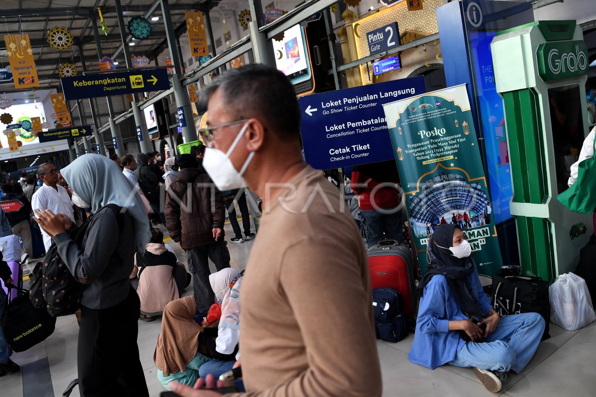 ARUS MUDIK DI STASIUN PASAR SENEN | ANTARA Foto