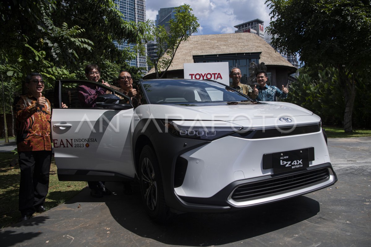 TAM SERAHKAN TOYOTA bZ4X UNTUK KTT ASEAN 2023 | ANTARA Foto