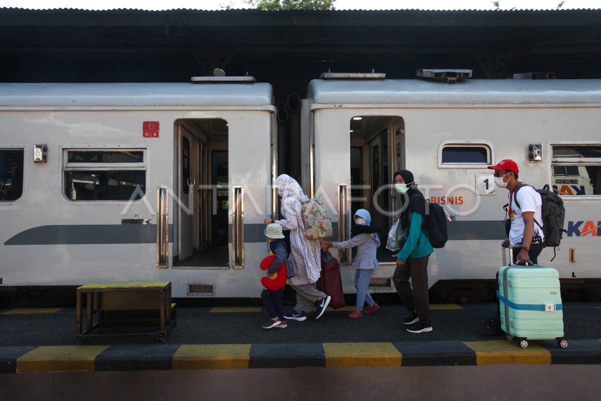 ARUS MUDIK ANGKUTAN KERETA API | ANTARA Foto