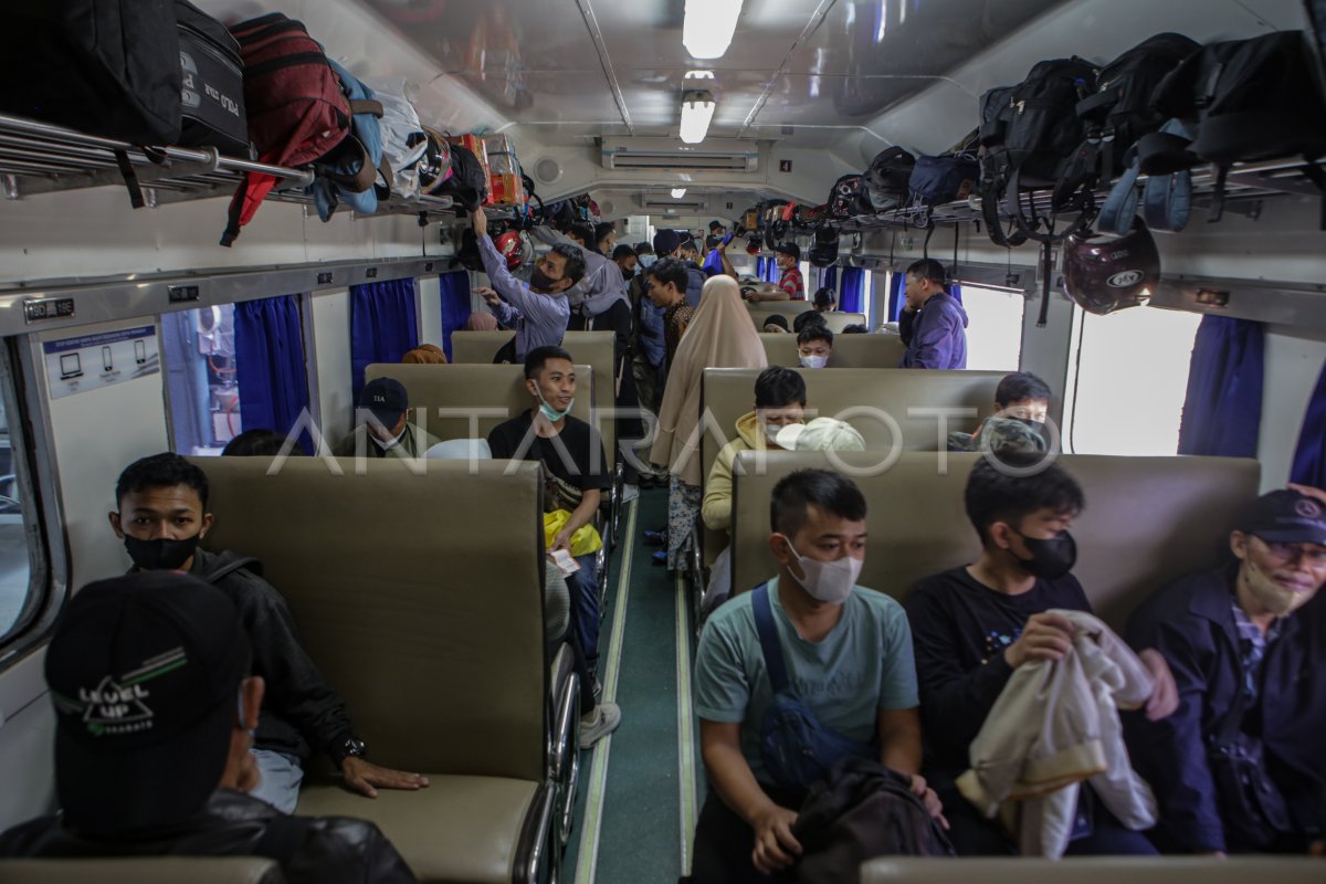 ARUS MUDIK STASIUN PASAR SENEN | ANTARA Foto
