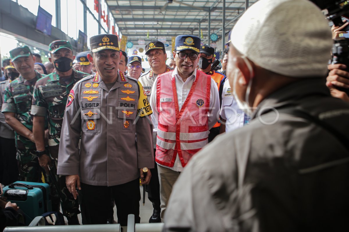 KAPOLRI DAN MENHUB TINJAU STASIUN PASAR SENEN | ANTARA Foto