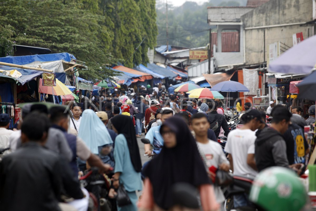 KEPADATAN PASAR TRADISIONAL JELANG LEBARAN | ANTARA Foto
