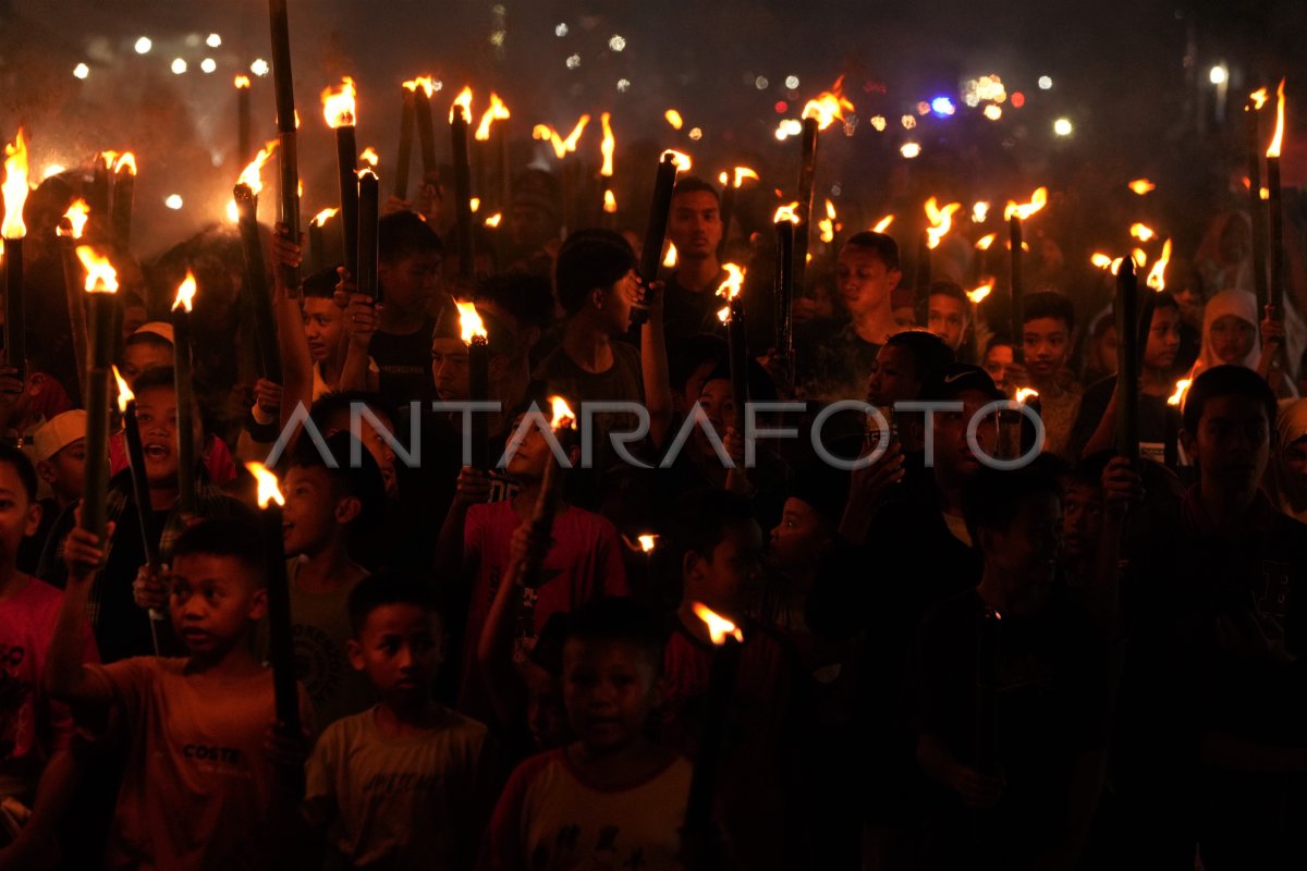 TAKBIR HARI RAYA IDUL FITRI DI KENDARI | ANTARA Foto TAKBIR HARI RAYA IDUL FITRI DI KENDARI | ANTARA Foto