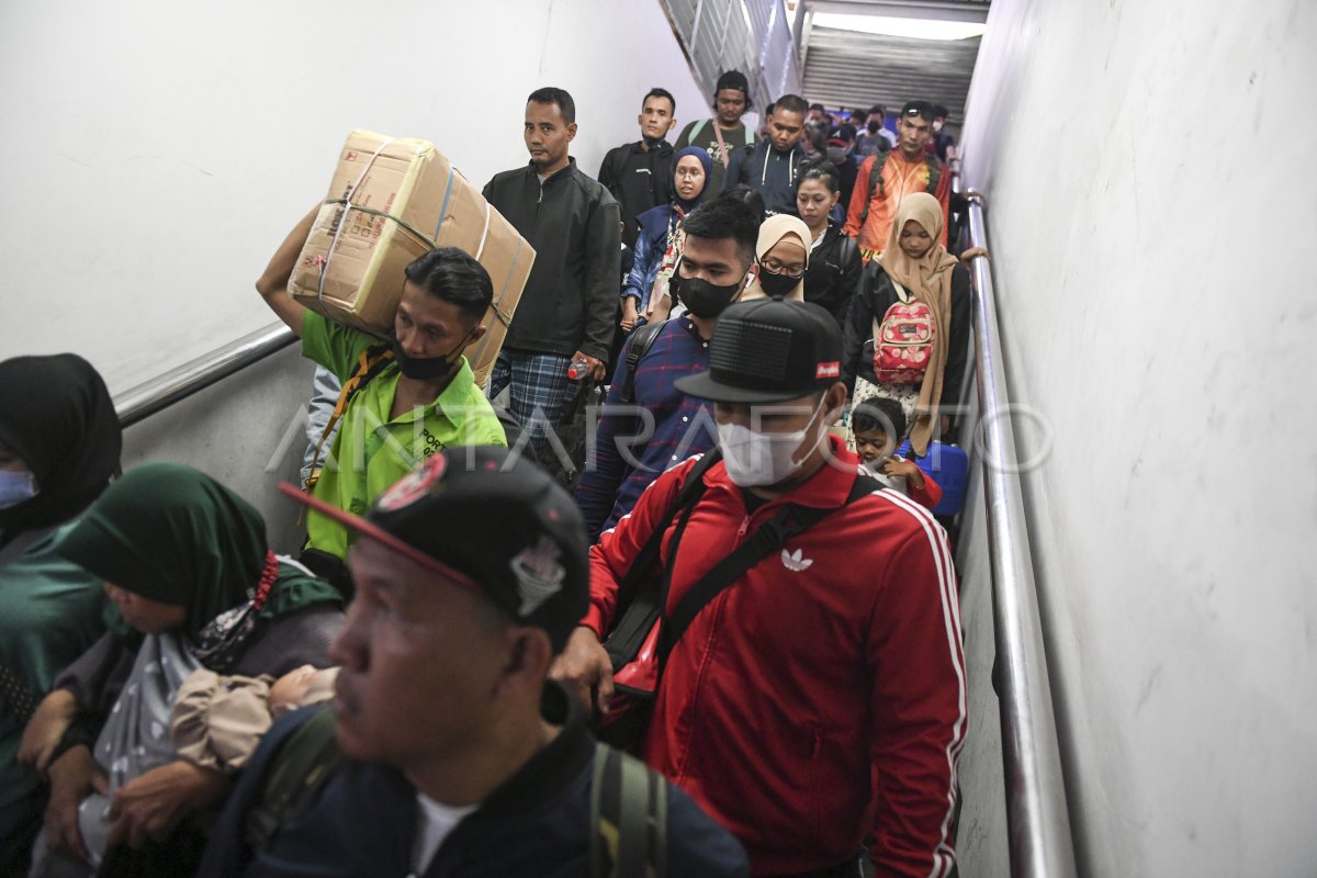 ARUS BALIK STASIUN PASAR SENEN MULAI RAMAI | ANTARA Foto