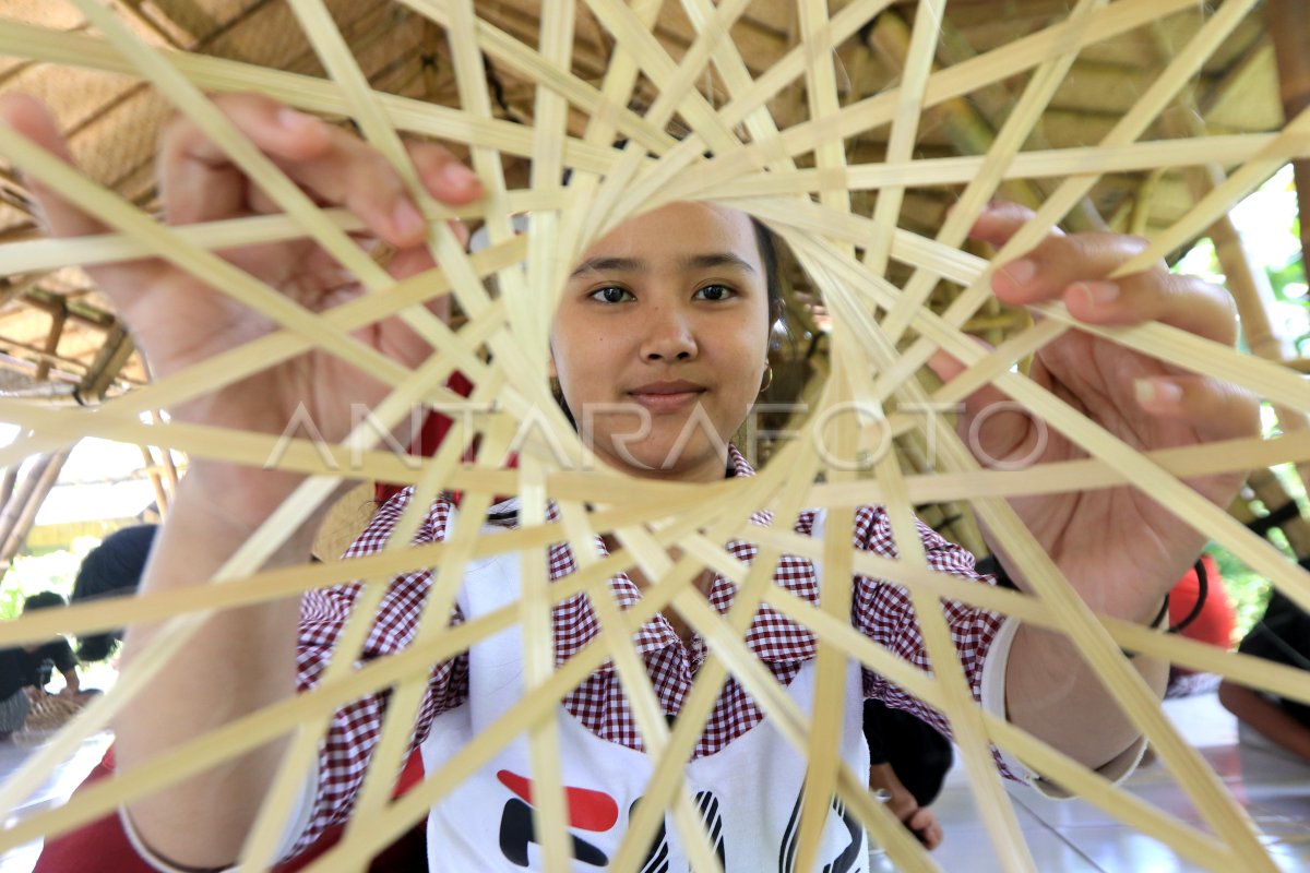 Regeneration of bamboo crafts in Banyuwangi | ANTARA Foto