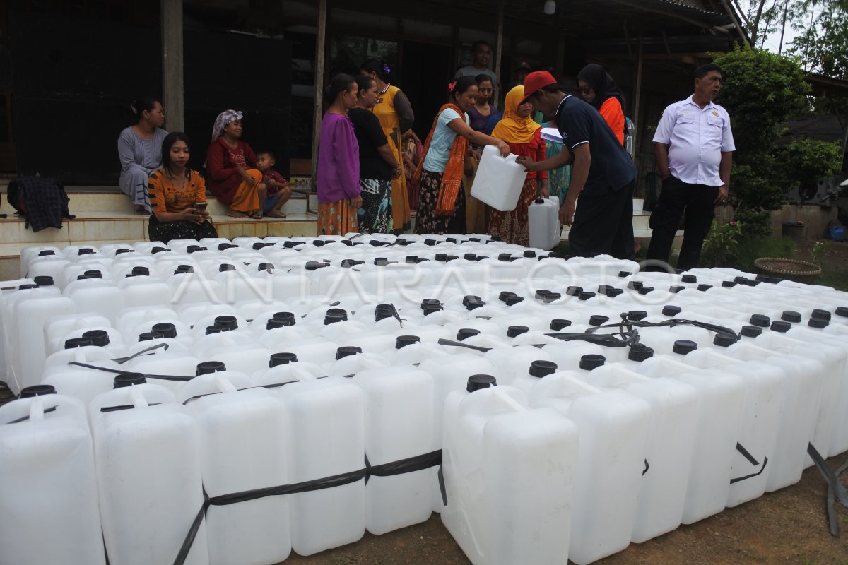 Distribusi air bersih untuk warga di Situbondo | ANTARA Foto