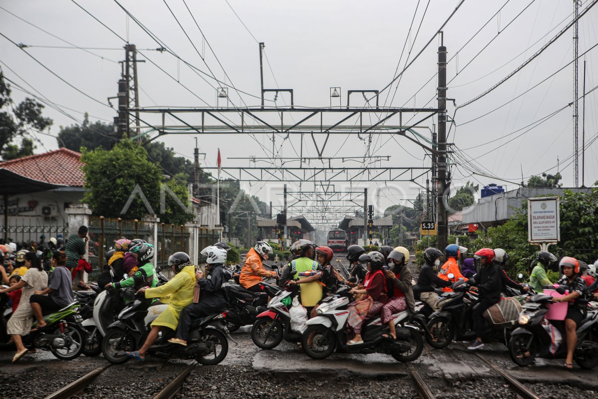 Rencana penutupan jalur perlintasan kereta di Pasar Minggu | ANTARA Foto