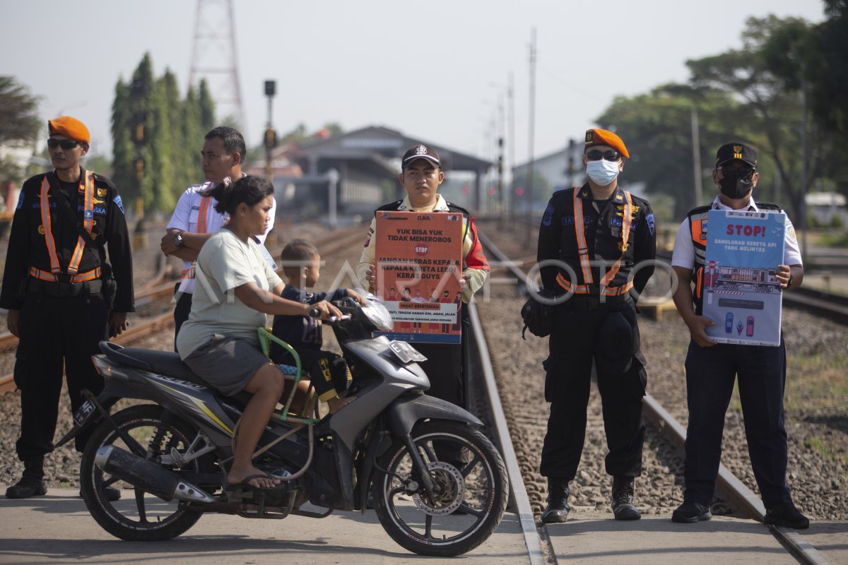 Sosialisasi keselamatan di perlintasan kereta | ANTARA Foto