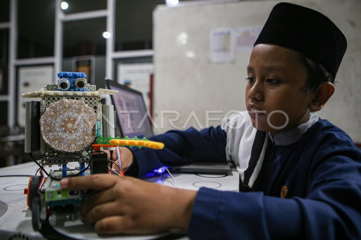 Santri peraih medali kompetisi robot internasional | ANTARA Foto