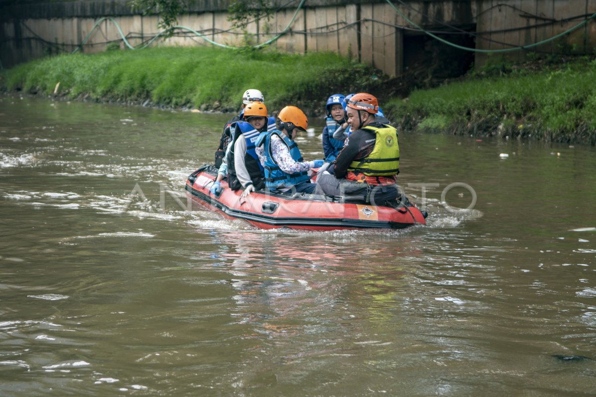 Aksi bersih sungai di Jakarta | ANTARA Foto