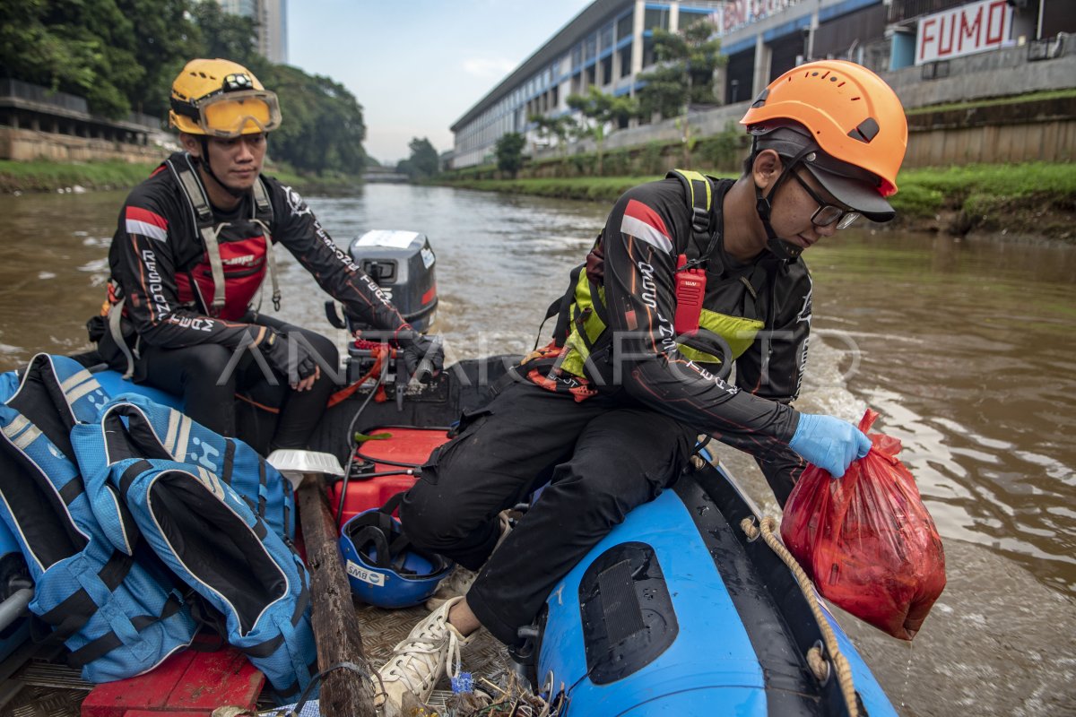 Aksi bersih sungai di Jakarta | ANTARA Foto