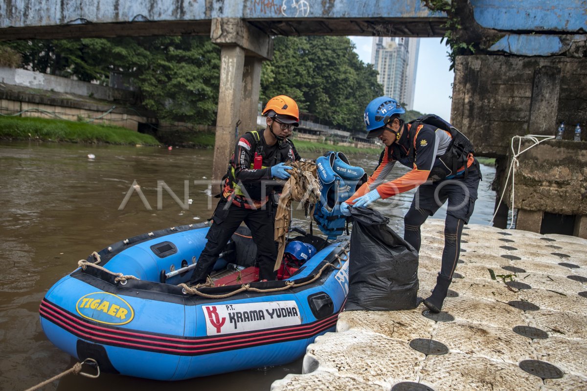 Aksi bersih sungai di Jakarta | ANTARA Foto