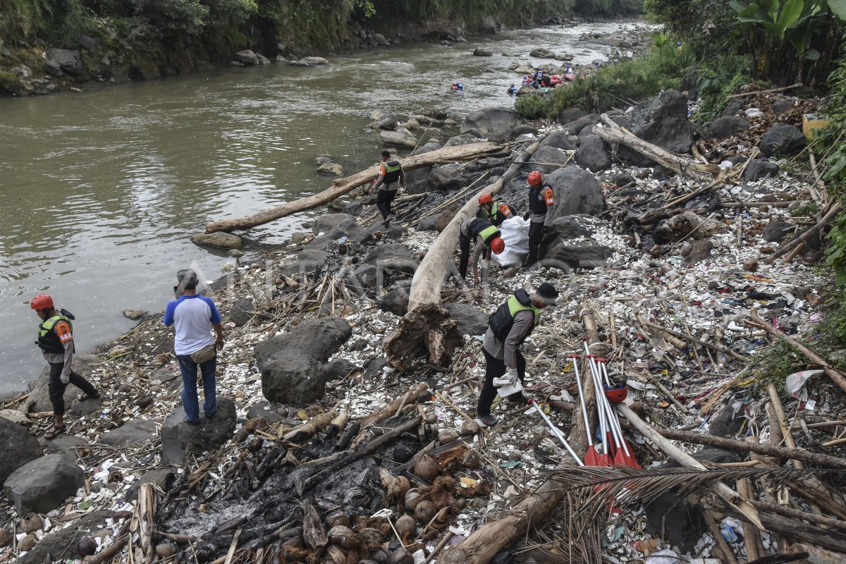 Aksi pungut sampah di Sungai Ciwulan | ANTARA Foto