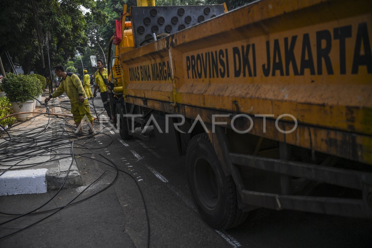 Utilization Of Utility Networks In Jakarta Antara Foto