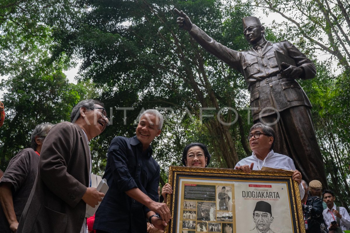 Megawati resmikan patung Bung Karno di Omah Petroek | ANTARA Foto Megawati resmikan patung Bung Karno di Omah Petroek | ANTARA Foto