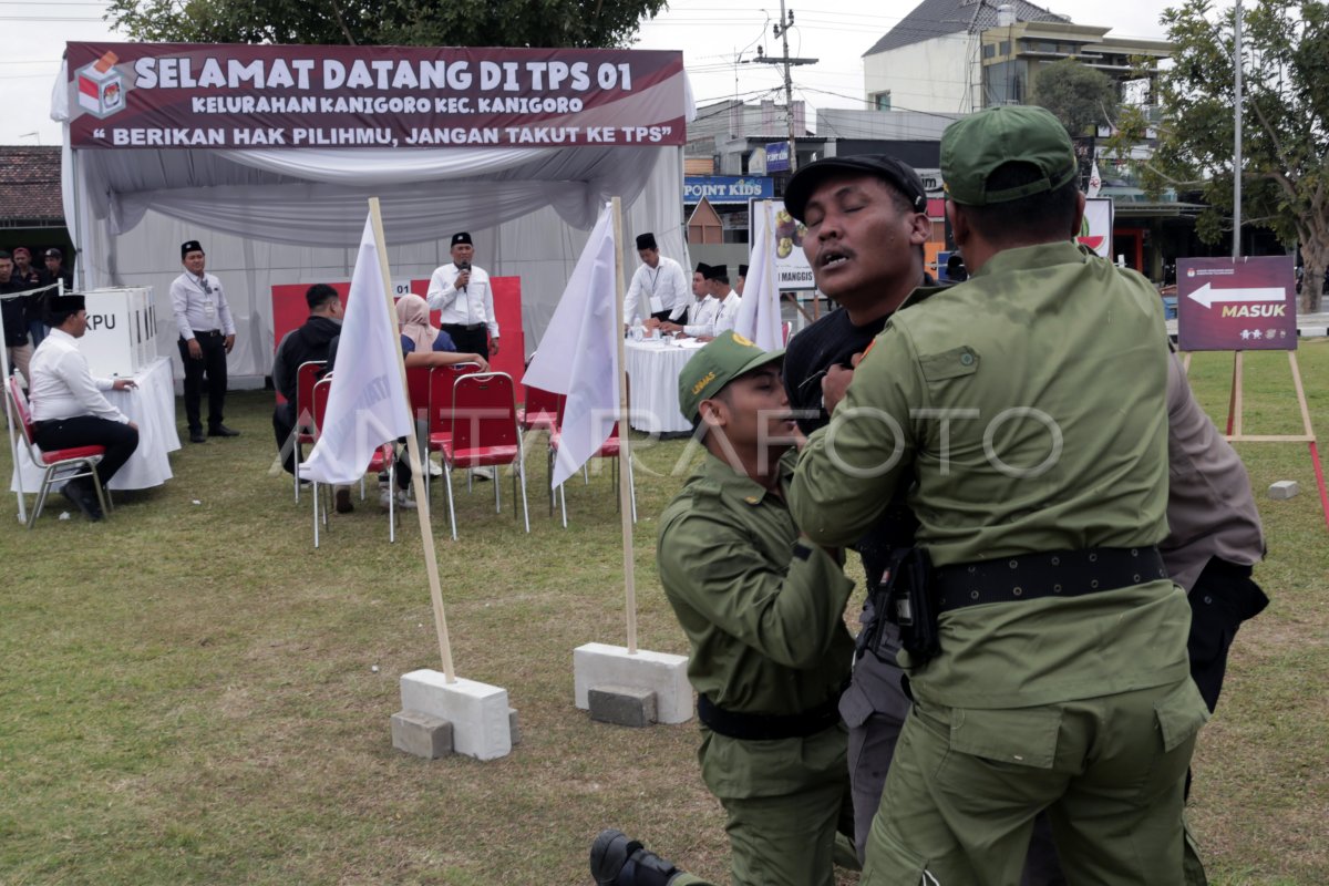 Simulasi pengamanan Pemilu 2024 di Rayon 4 Polda Jatim | ANTARA Foto
