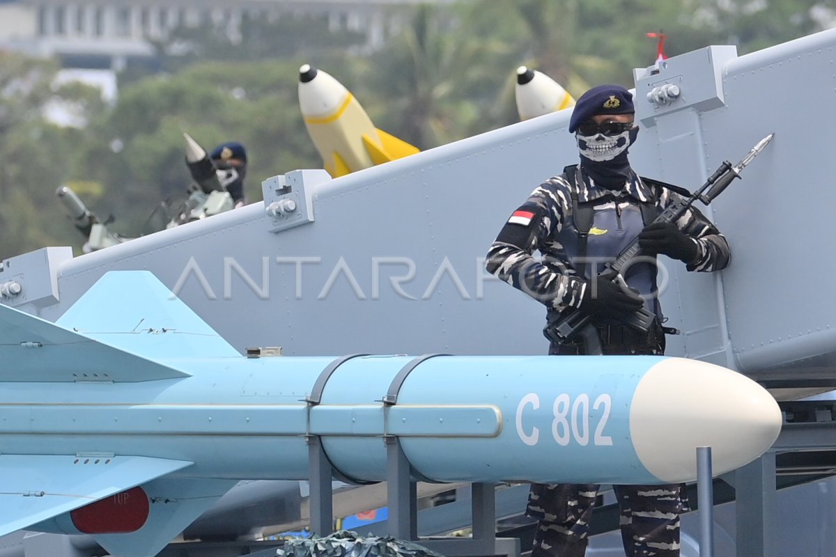 Parade alutsista HUT ke-78 TNI | ANTARA Foto