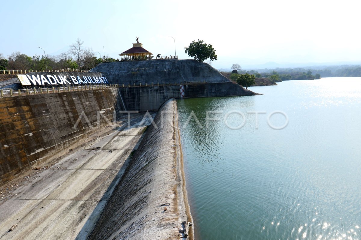 Ketersediaan air waduk Bajulmati pada musim kemarau | ANTARA Foto