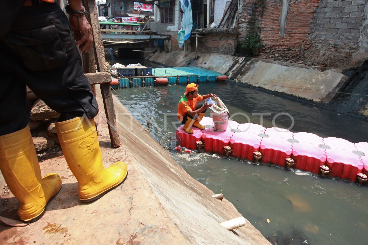 Menjaga kebersihan sungai di Jakarta | ANTARA Foto