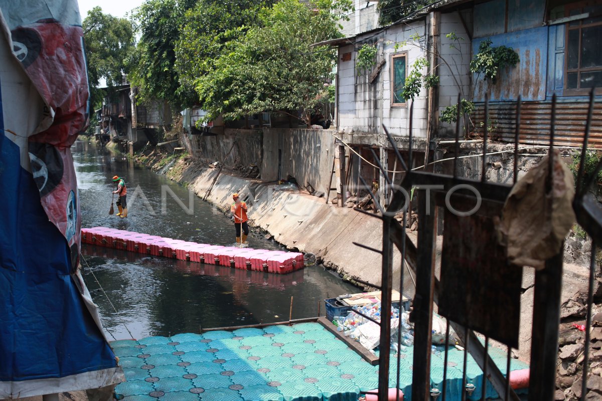 Menjaga kebersihan sungai di Jakarta | ANTARA Foto