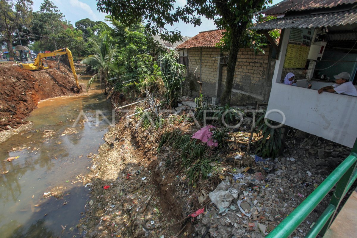 Normalisasi Sungai Kalibaru Bogor | ANTARA Foto