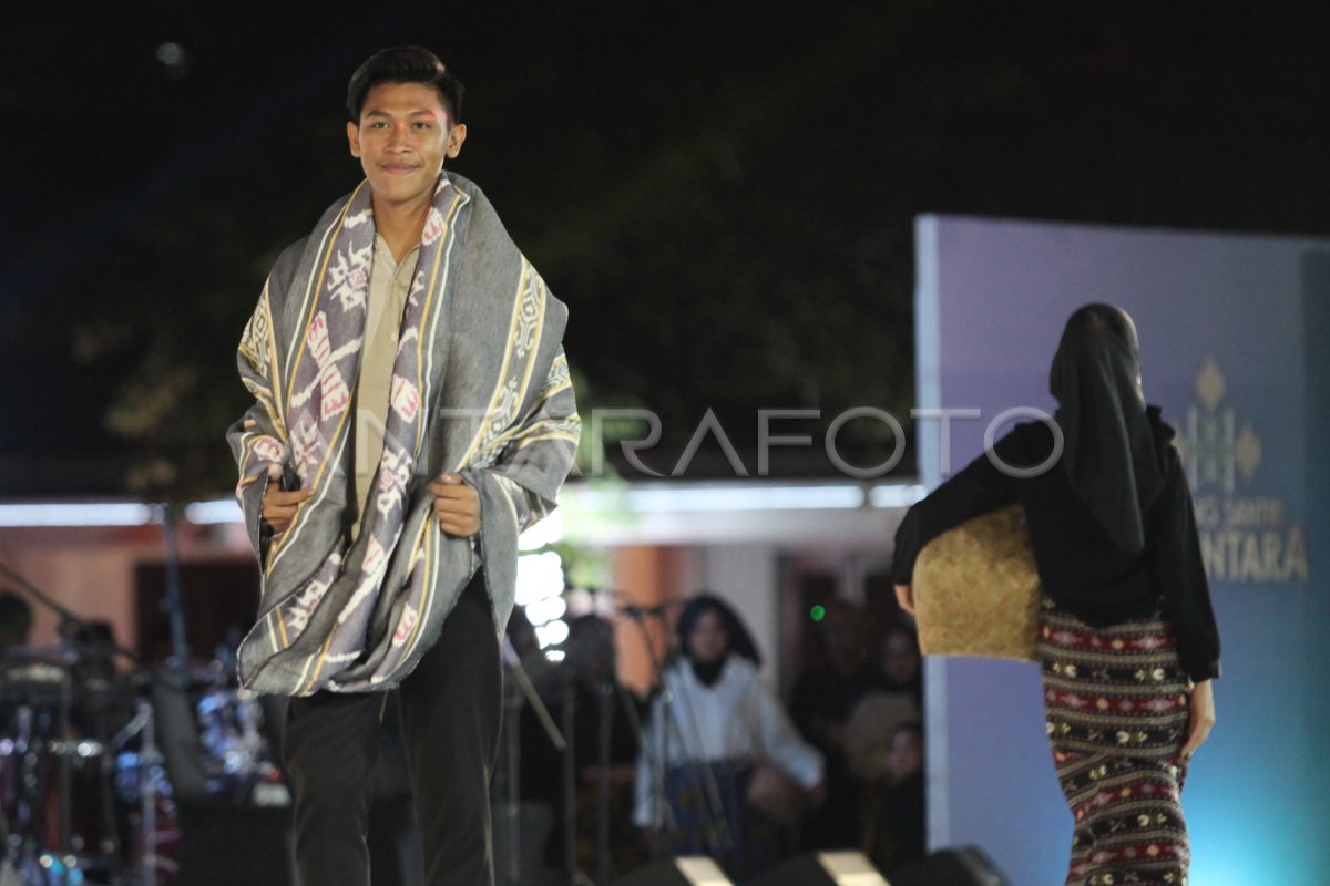 Peragaan busana sarung nusantara | ANTARA Foto Peragaan busana sarung nusantara | ANTARA Foto