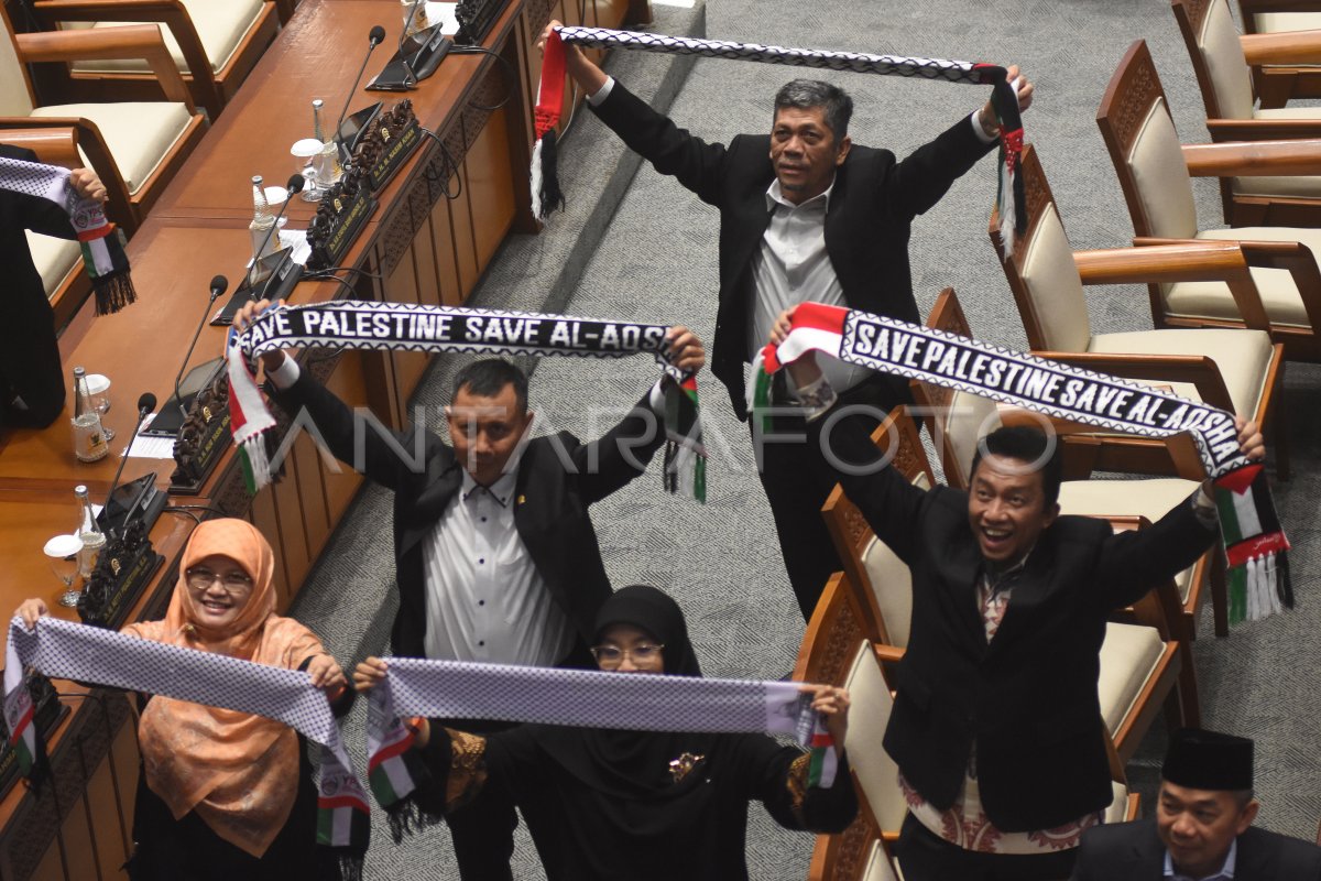 Anggota DPR kenakan syal dukung Palestina | ANTARA Foto Anggota DPR kenakan syal dukung Palestina | ANTARA Foto