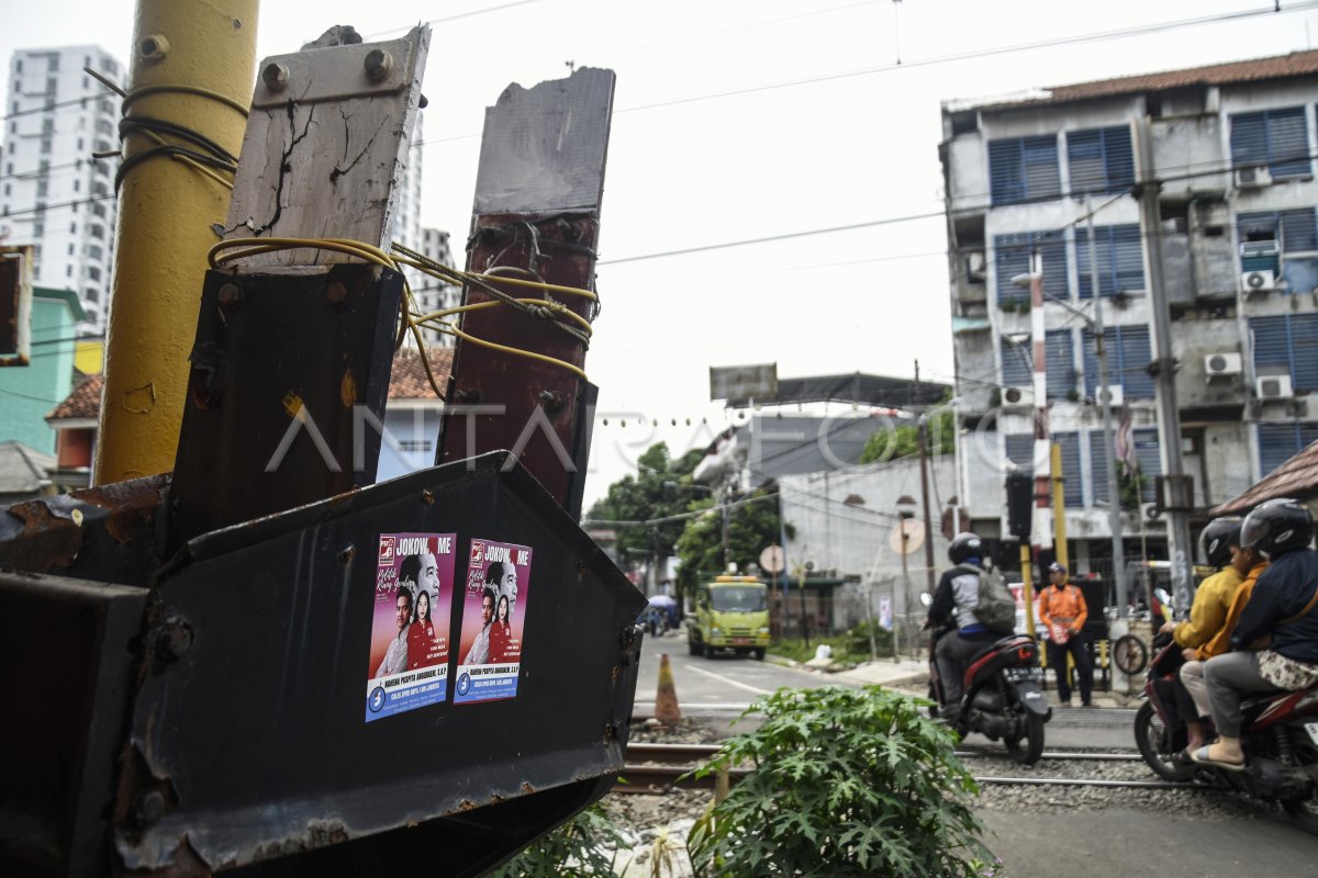 Perlintasan kereta tanpa palang pintu | ANTARA Foto