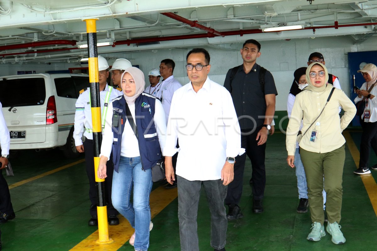 Persiapan jelang libur Natal di Pelabuhan Ketapang | ANTARA Foto