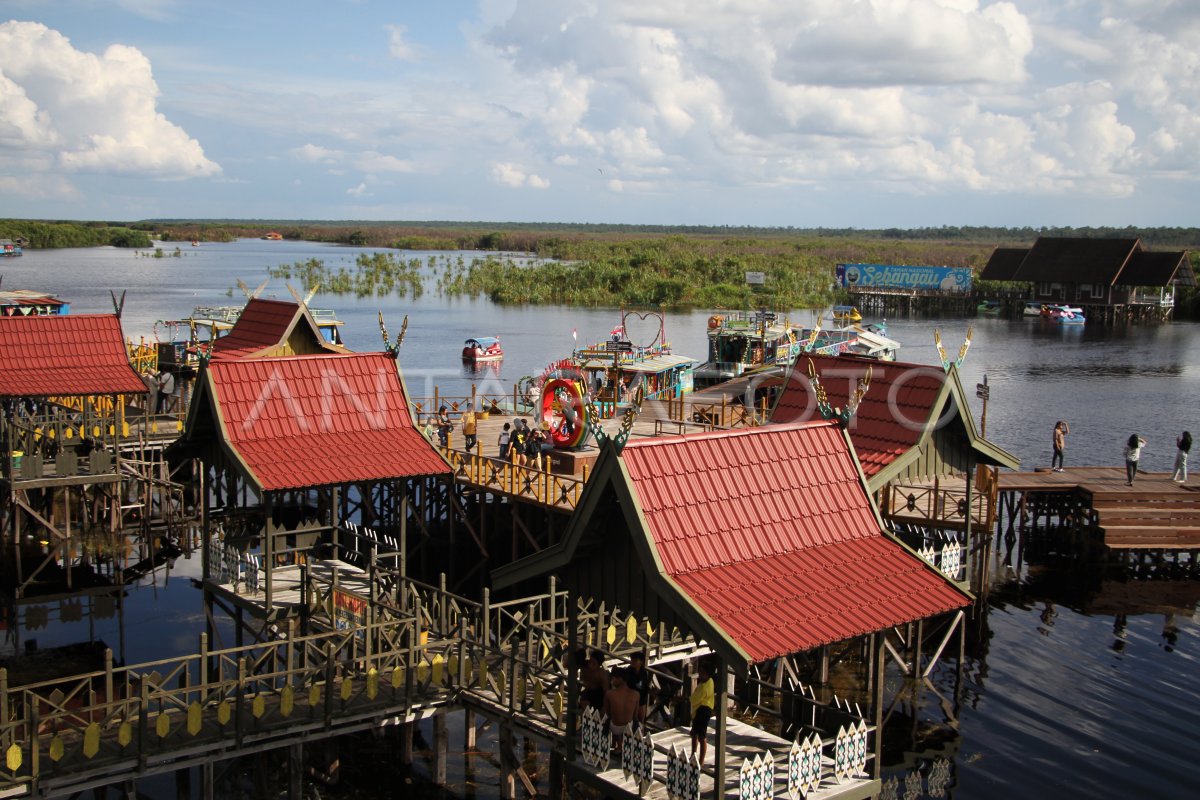 Vacaciones de Navidad en Black Water Tourism Dermaga Kereng Bangkirai | ANTARA Foto