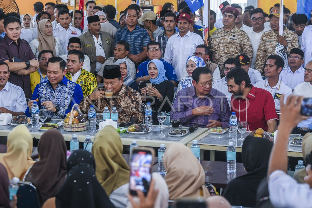 Prabowo dan SBY bertemu relawan di MZ Coffee Aceh | ANTARA Foto Prabowo dan SBY bertemu relawan di MZ Coffee Aceh | ANTARA Foto